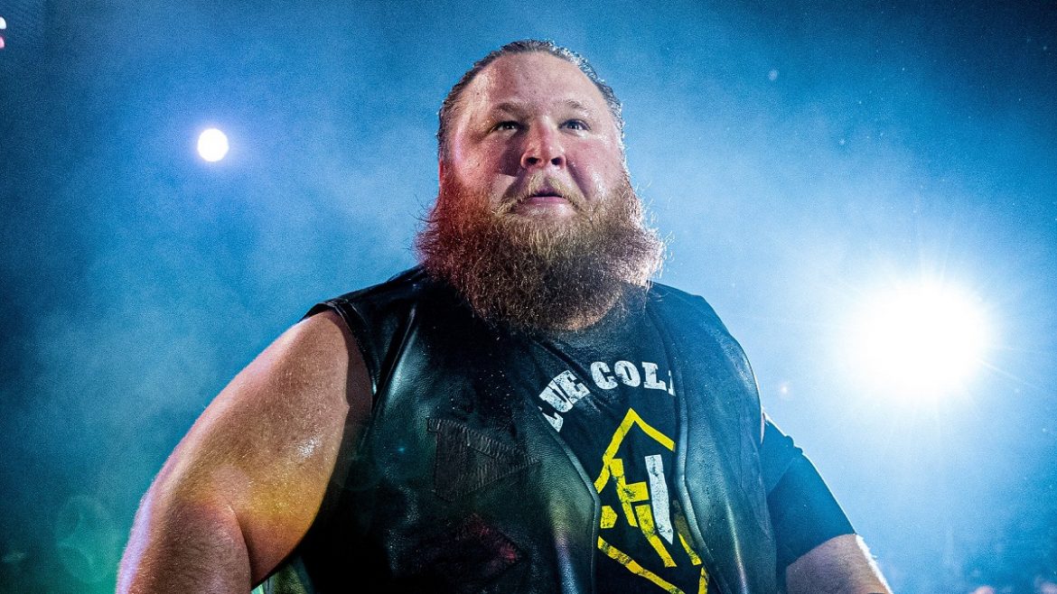WWE: Otis si presenta a Smackdown con un nuovo look *FOTO* | Spazio ...